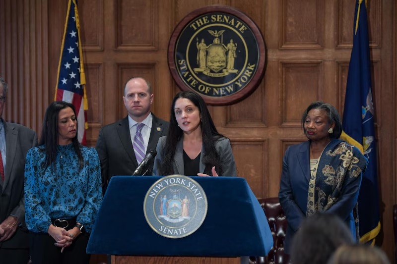 N.Y. Gov. Hochul signs new cell phone theft bill sponsored by Sen ...