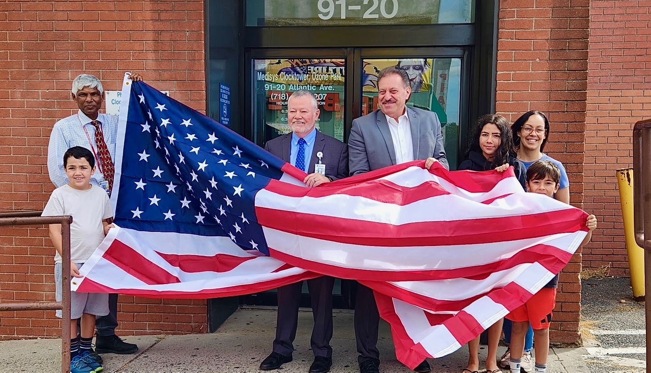 Senator Addabbo Donates New Flag in Ozone Park | NYSenate.gov