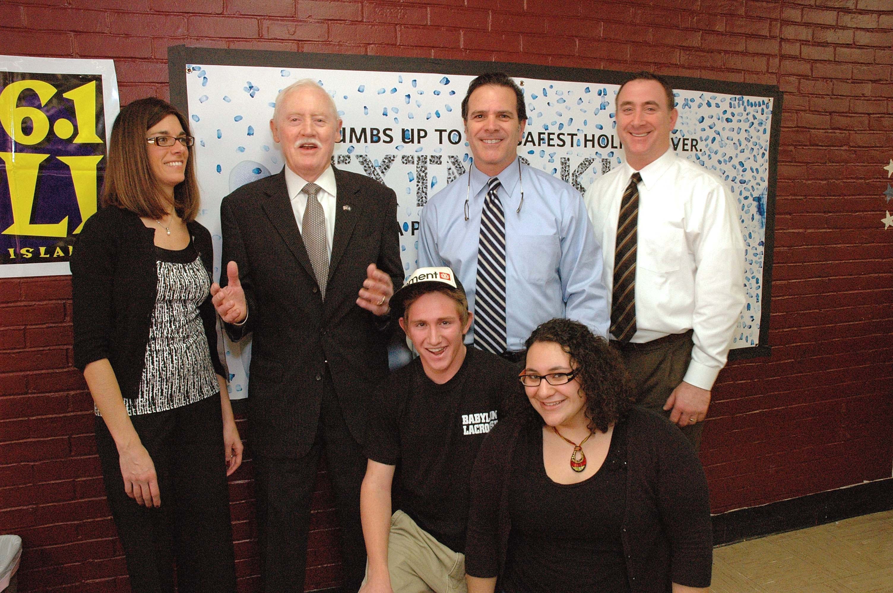 Thumbs Up to Babylon High School Students Pledging NOT to Text and ...